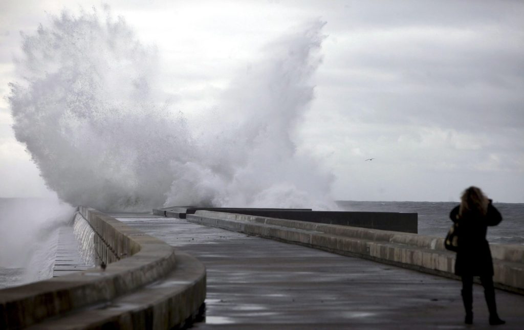 Elsa provoca en Portugal inundaciones, evacuados y vientos de 140 km/h