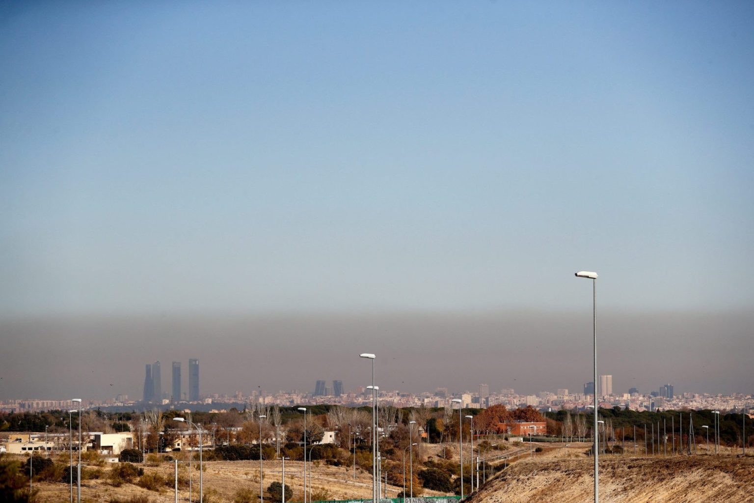 Madrid restringe velocidad y aparcamiento por índices de contaminación