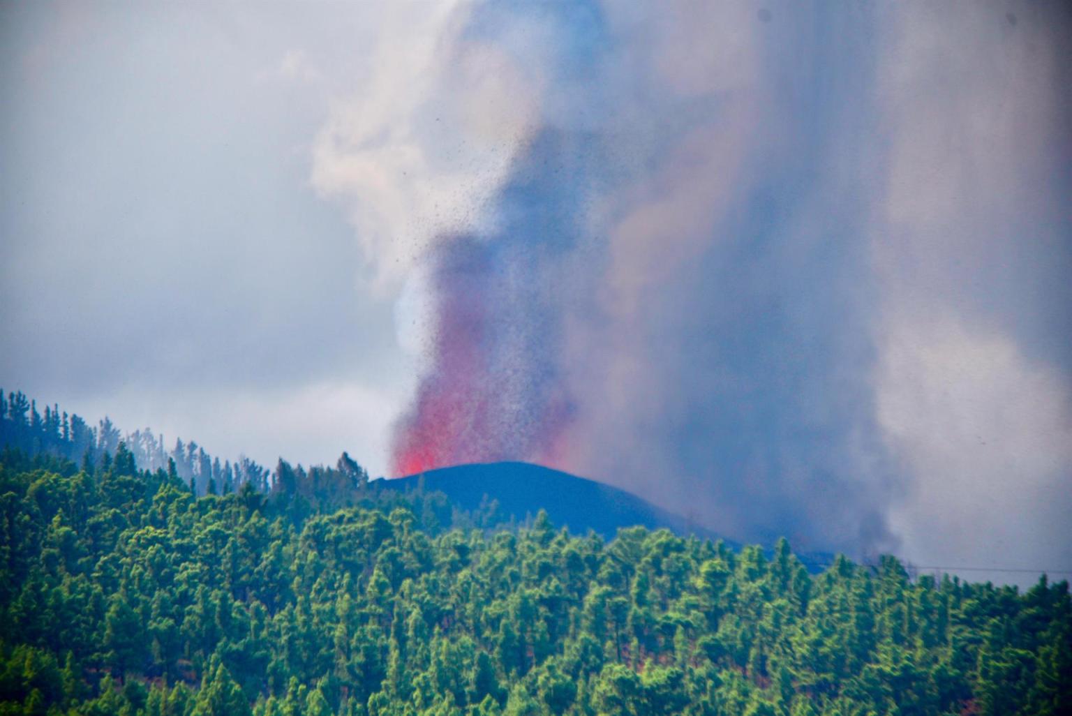 La lava sepultará infraestructuras y creará una lluvia ácida al caer al ...