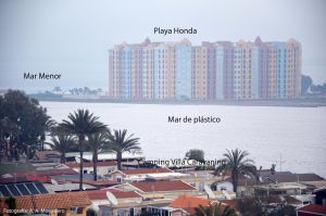 Surge la agricultura bajo plástico en la orilla del contaminado Mar Menor