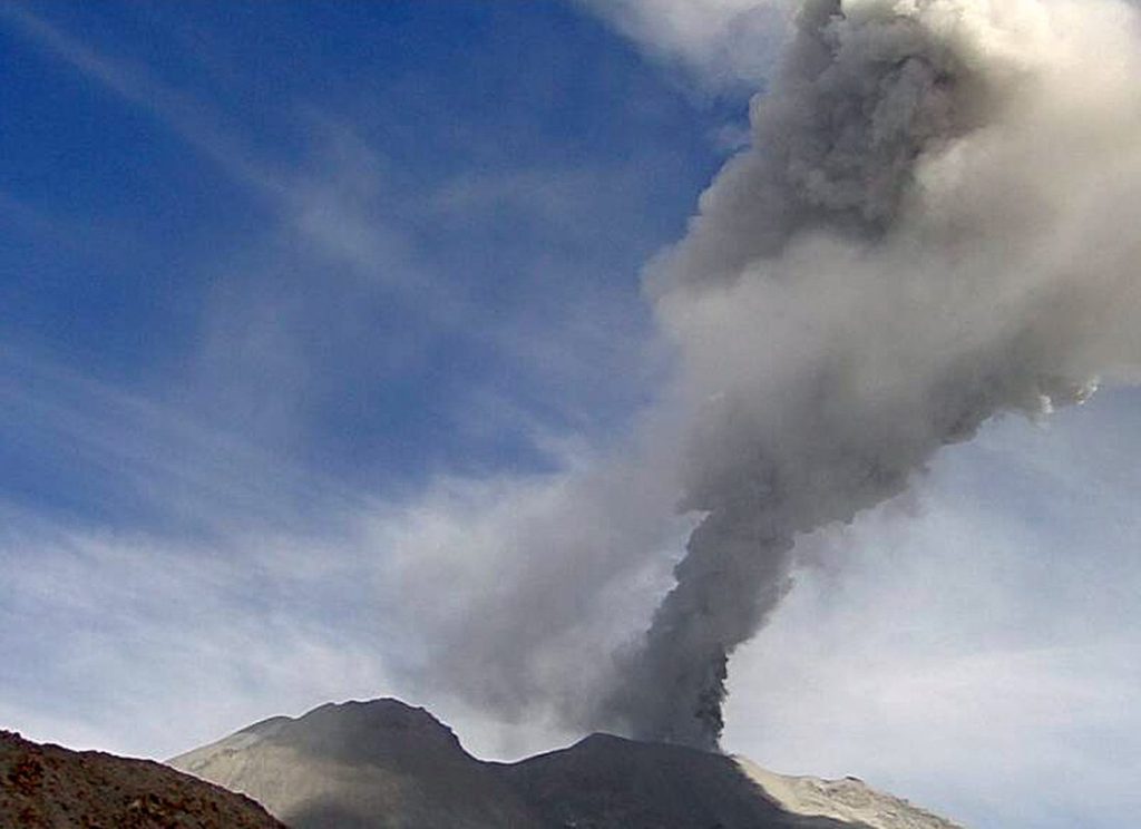 El volcán peruano Sabancaya cubre de cenizas en el turístico Valle del ...