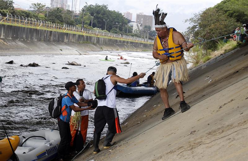 Navegan para pedir la recuperación del río Medellín en Colombia