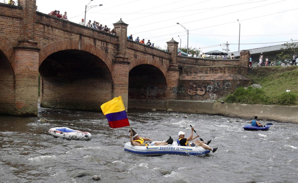 Navegan para pedir la recuperación del río Medellín en Colombia