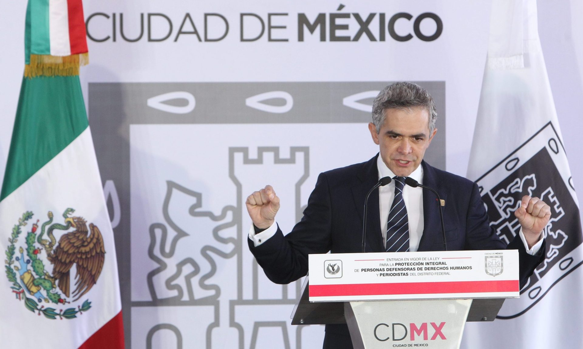 El alcalde de Ciudad de México: Sustituir el transporte público es un ...