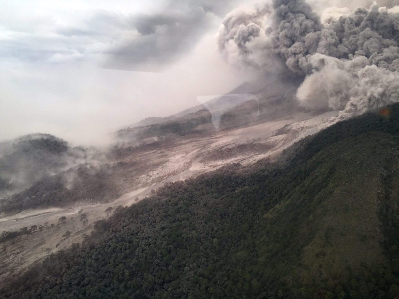 El volcán mexicano Colima ha cambiado su estructura tras las últimas ...