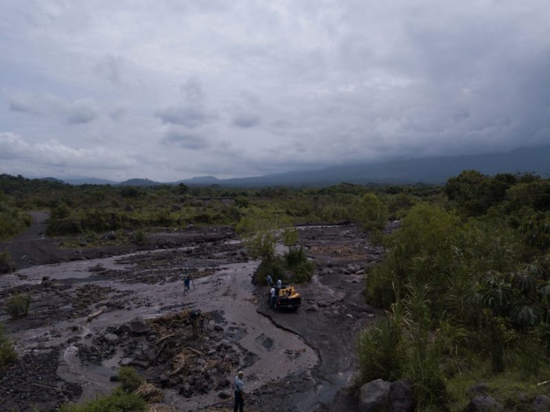 Las lluvias en Guatemala provocan más lahares desde el volcán de Fuego