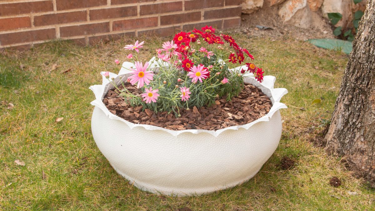 Maceta con forma de flor hecha con neumático