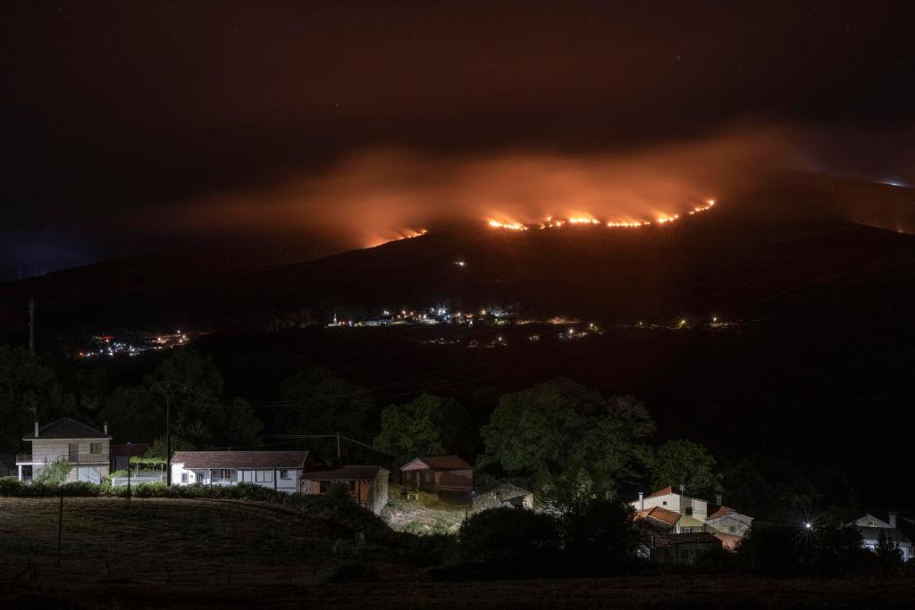 Sigue activo un incendio en Porto do Son (A Coruña) y el de Lobeira ...