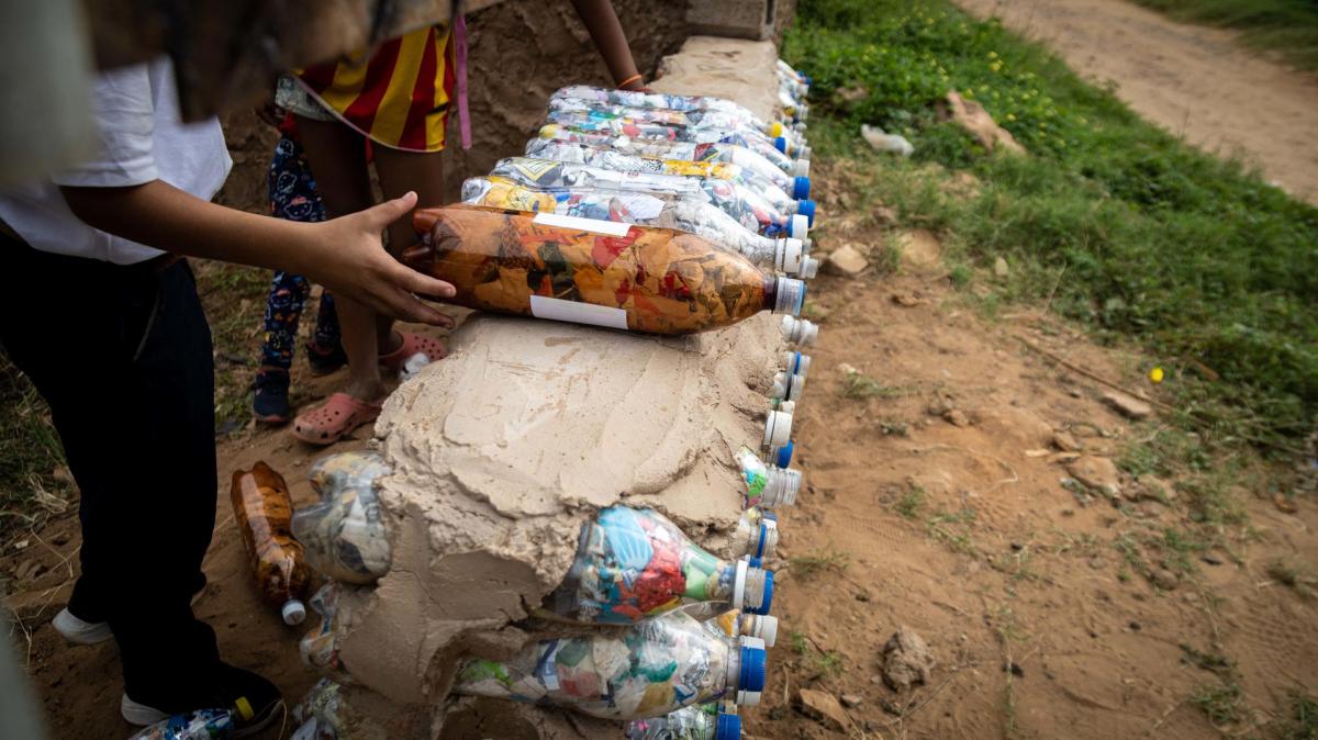 Construir con plástico, plan viable en la Venezuela de altos precios