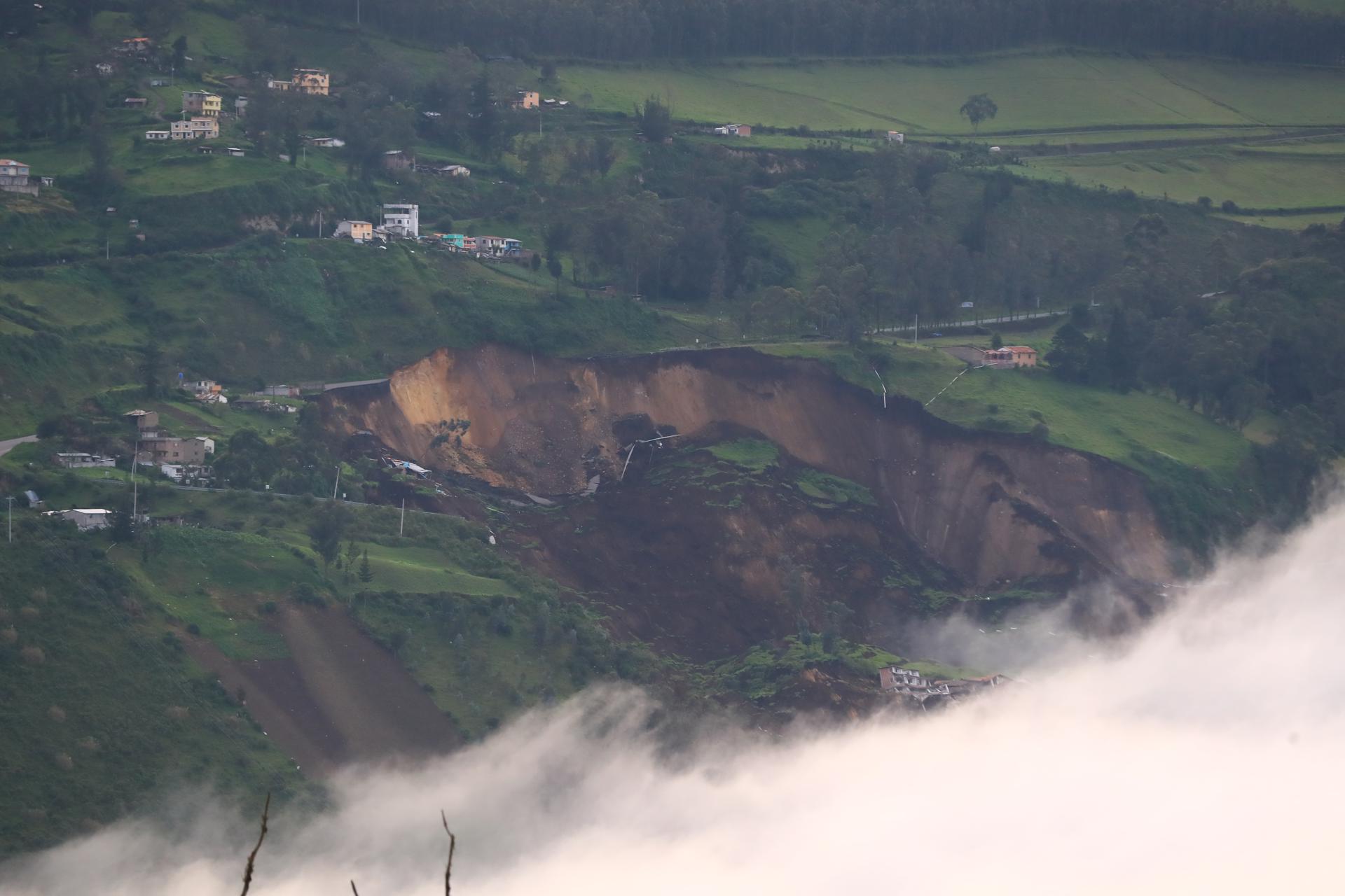 Las lluvias incesantes provocan un alud que deja al menos 16 muertos en ...