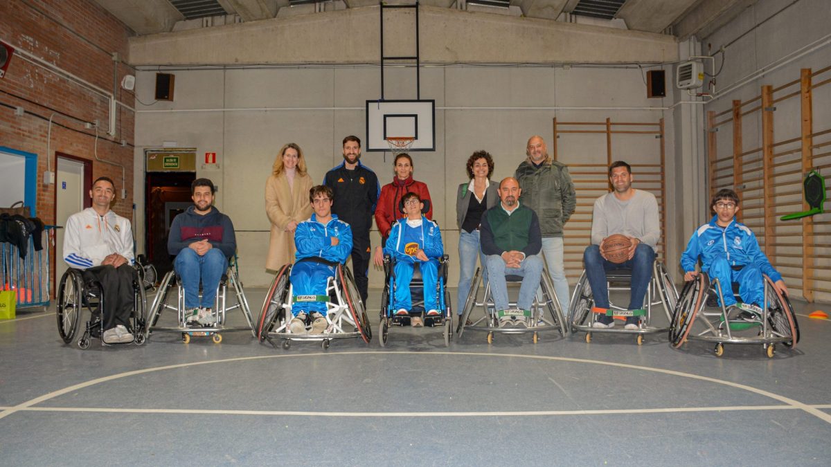 Felipe Reyes visita la escuela de baloncesto en silla de la Fundación ...